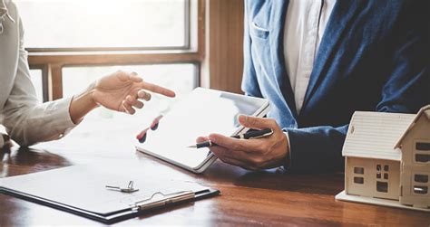 부동산 브로커 에이전트 제시 및 고객 결정 만들기 가입 보험 양식 계약 가정 모델에 대 한 모기지 대출 제공 및 집 보험에 관한 상담 가능성에 대한 스톡 사진 및 기타