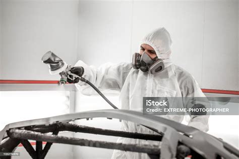 페인팅 챔버에 페인트 스프레이 건으로 자동차 사고로 피해를 입은 자동차 범퍼를 그리는 자동차 페인팅 기술자 스프레이 가스 압축기에 대한 스톡 사진 및 기타 이미지 Istock