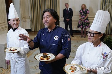 한미 정상 국빈만찬 메뉴 발표하는 한국계 스타 셰프 에드워드 리 연합뉴스