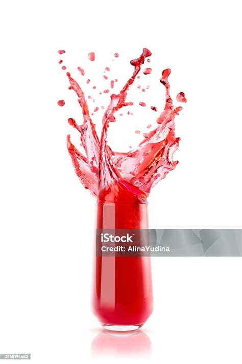 빨간 체리 주스는 밝은 스플래시와 함께 마시는 유리에 방울 방울 날리고 흰색 배경에 고립 된 소용돌이 광고 디자인 전단지 카드 포스터에 튀는 건강한 여름 딸기 음료 가득