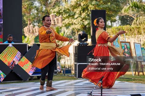 야외 파티에서 Kathak 인도 고전 무용을 춤추는 민족 의상을 입은 인도 무용수들 십대에 대한 스톡 사진 및 기타 이미지