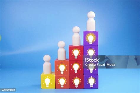 말뚝 인형 색깔 있는 큐브 전구를 개념화했습니다 아이디어 관리 또는 솔루션 개념 0명에 대한 스톡 사진 및 기타 이미지 0명