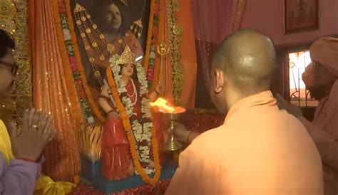 सीएम योगी पहुंचे बीरभूमि आश्रम आश्रम में लगे जय श्री राम के नारे