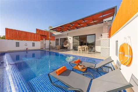 건축 덱 체어 뒤뜰 레저 리조트 맑은 날 맑은 하늘 바람직한 재산 방학 렌탈 벽돌 외관 부동산 세련된 장식 수영장 수영장 지역 수영장가 야외 가구