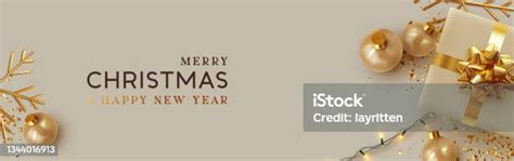 크리스마스 배너 현실적인 베이지 색 선물 상자 황금 3d 렌더 눈송이와 반짝이 골드 색종이 Bauble 공의 배경 Xmas