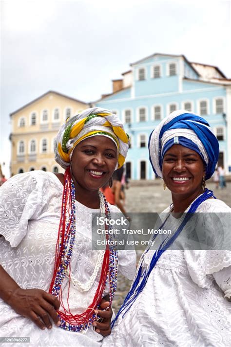 Dua Wanita Brasil Keturunan Afrika Mengenakan Kostum Tradisional Baiana