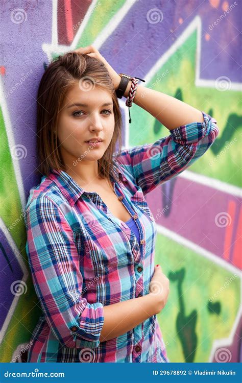 предназначенная для подростков девушка стоя близко стена надписи на стенах Стоковое Фото