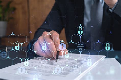 사이버 보안의 위험 가능성을 방지하기 위해 계약에 서명 하는 공식적인 착용의 사업가 작업 데스크 위에 자물쇠 홀로그램 아이콘 남자에 대한 스톡 사진 및 기타 이미지 Istock