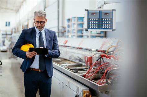 공장 노동자 정유 성숙한 엔지니어입니다 품질 검사기 성숙한 남성 엔지니어에 생산 Stem 주제에 대한 스톡 사진 및 기타 이미지 Stem 주제 건설 기계류 건설 산업