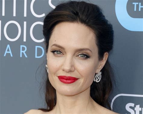 11 Best Hairstyles For Square Faces Celebrity Picks