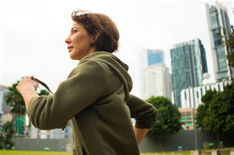 피트니스 스포츠 훈련과 건강한 라이프 스타일 개념의 아름다운 도시 공원에서 아침 운동에서 후드 탑 달리기와 조깅을하는 젊은