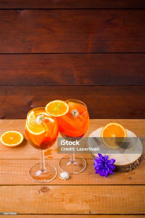 나무 판에 아페롤 스프리츠 칵테일 오렌지 슬라이스와 꽃을 곁들인 여름 알코올 칵테일 나무 판에 아페롤 스프리츠 0명에 대한 스톡