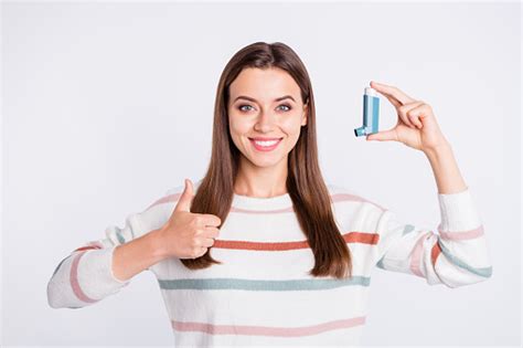 예쁜 여자 제공 하는 기관지 경련 카트리지 에어로졸 착용 스트라이프 풀오버 고립 된 흰색 배경 갈색 머리에 대한 스톡 사진 및 기타 이미지 Istock