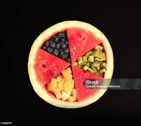 검은 배경에 블루 베리 키위 파인애플 조각이있는 수박 과일 그릇 평평한 위치 최소한의 기하학적 여름 과일 개념 0명에 대한 스톡 사진 및 기타 이미지 Istock