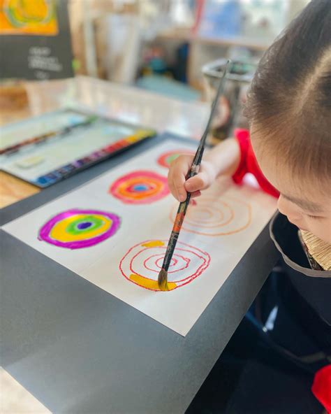 뮤아크 아트칼리지 광교 색으로표현하는음악 책상위의 수채팔레트 붓 물통 이 모든것이 그저 설레이는 6세아이 수채화🎨 ️그것도 칸딘스키 와 함께라니🎶 온갖 색을