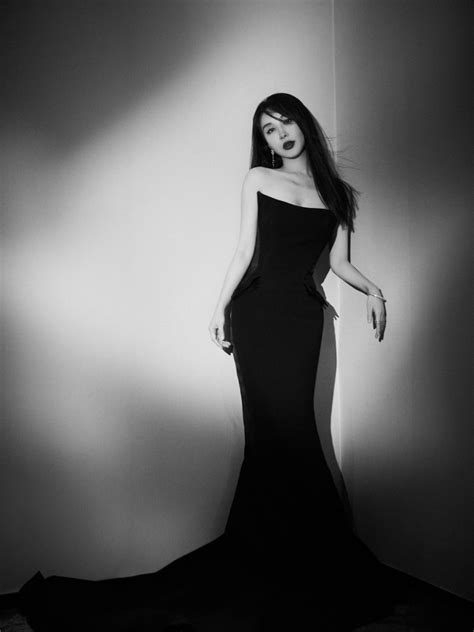 李菲儿亮相北影节游戏动漫电影单元 吊带黑裙高贵冷艳秀锁骨凤凰网