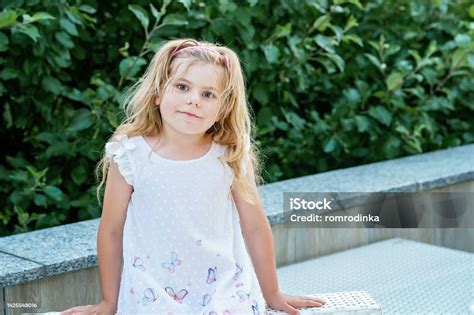 야외에서 행복한 웃는 유아 소녀의 초상화 금발 머리를 가진 어린 아이가 카메라를 보고 미소짓고 있습니다 행복한 건강한 아이는 야외 활동과 놀이를 즐길 수 있습니다 4 5세에