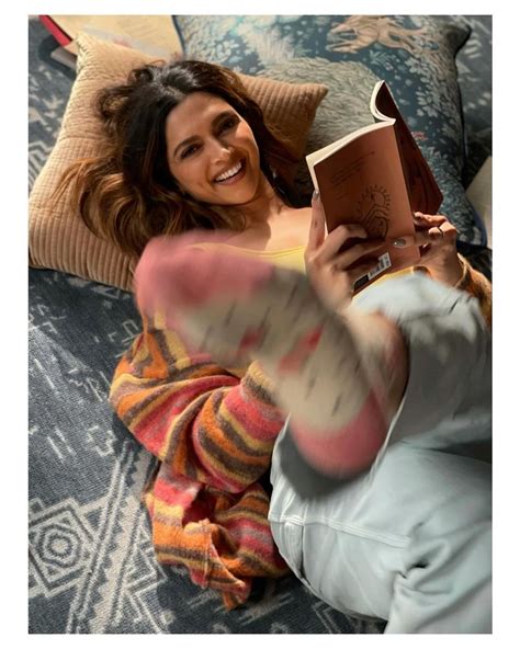 Deepika Padukones Feet Wearing Socks☺️😍 Scrolller Deepika Padukones Feet Wearing Socks☺️😍 Scrolller