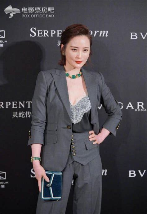 蒋勤勤终于高调美一回！穿西装搭吊带秀身材吸睛，梳大背头好霸气时尚look显得