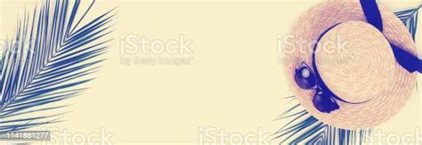 여름 여행 상위 뷰 배경 배너입니다 열 대 야 자 잎 밀 짚 오두막 빈티지 톤에 선글라스 텍스트에 대 한 빈 공간을 흐리게 배경 휴가 여름 배경입니다 평평한 누워 0명에