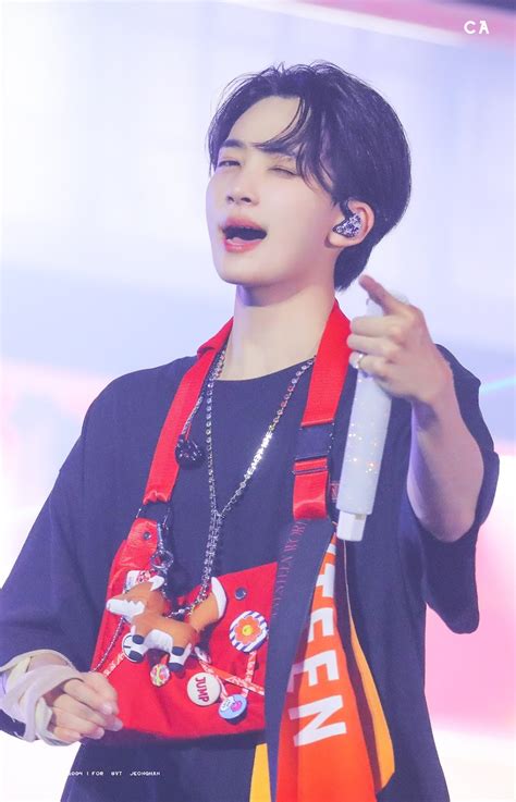 8 Times Seventeens Jeonghan Stylishly Matched His Arm Cast To His