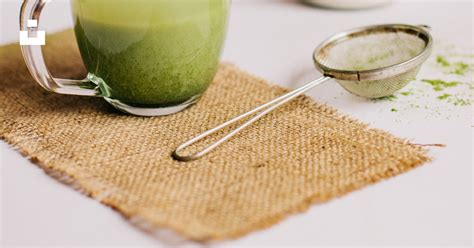 흰색 기둥 촛불 옆에 있는 투명 유리 머그잔에 있는 녹색 액체 사진 Unsplash의 무료 마시다 이미지