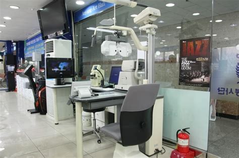 최첨단 시력 측정 검안 장비 도입 호럽터 자동 검안기 유니트 밀러챠트 네이버 블로그