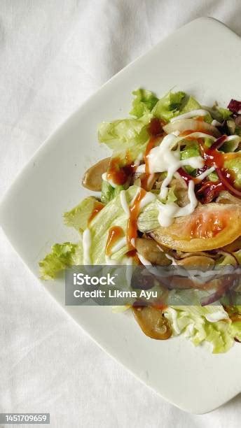 건강에 좋은 음식 접시에 양상추 토마토 고추 달걀 흰자의 신선한 녹색 채소 샐러드의 상위 뷰 추상적인 배경입니다 0명에 대한 스톡 사진 및 기타 이미지 Istock