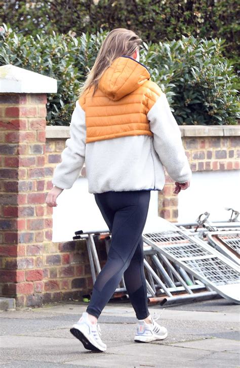 Olivia Wilde In A Black Leggings Does Her Morning Run In London Lacelebs Co