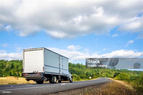 숲과 초원이있는 구불 구불 한 도로에서 운전하는 긴 상자 트레일러가있는 큰 장비 세미 트럭 트럭에 대한 스톡 사진 및 기타 이미지 트럭 상자 달리기 Istock