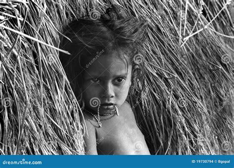 Indisches Dorfmädchen Im Heuschober Redaktionelles Stockbild Bild von spiel jung 19730794