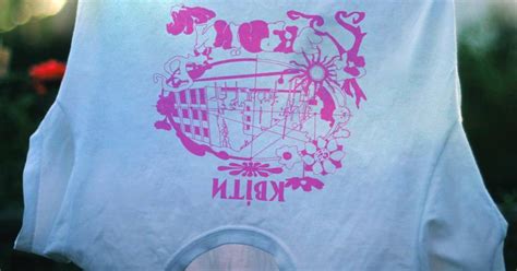 Випустили колекцію футболок кошти з продажу яких підуть на захист будівлі Квіти України