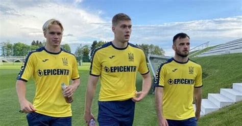 Найкращий футболіст року в Україні результати опитування серед гравців та тренерів