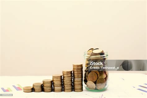 저축과 투자를 위해 유리에 동전 스택과 동전금융 및 은행에 대한 비즈니스 개념 개념에 대한 스톡 사진 및 기타 이미지 개념 개념과 주제 경제 Istock