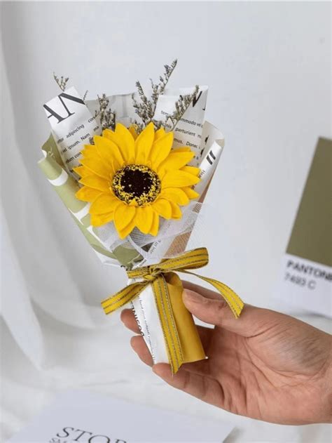 1 เซ็ต ช่อดอกไม้ ประดิษฐ์ ประกอบด้วย 1 ดอกทานตะวัน ประดิษฐ์ กระดาษห่อดอกไม้ สบู่ ดอกไม้