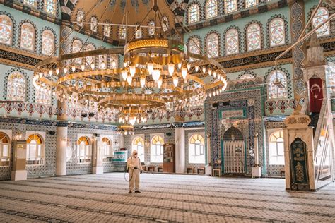 가벼운 건축 기도 기도 공간 대칭 돔 디자인 모스크 문화 문화 유산 미나레트 바이러스 샹들리에 세계적 유행병 스테인드글라스 실내 아시아 역사적