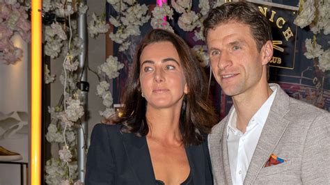 Thomas Müller Ehefrau Lisa Spricht In Doku über Ehe Mit Bayern Star
