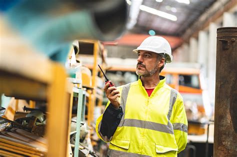 전력 및 안전 서비스 시스템을 제어하기 위해 일하는 전문 기술자 엔지니어 공장 기술 측면에서 산업 장비를 유지 보수 및 점검하는