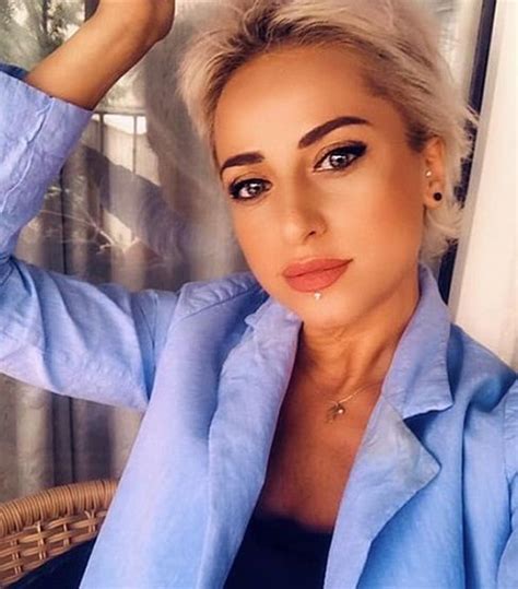 19 ის გავთხოვდი და გაპრანჭვაც მაშინ დავიწყე არ მომწონს რომ დღეს 16 17 წლის მოზარდები უფროსი