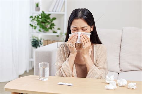 여성 비염 알레르기 재채기