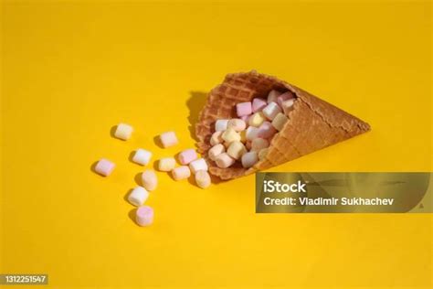 깊은 그림자와 노란색 배경에 마시멜로아이스크림 와플 콘 개념에 대한 스톡 사진 및 기타 이미지 개념 개념과 주제 냉동식품 Istock