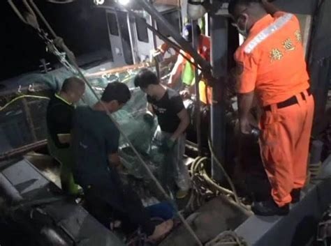 金門海巡強勢登檢越界捕魚陸船 3人押回