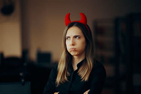 할로윈 악마의 뿔을 쓴 사무실 여자는 좌절과 스트레스를 느낀다 악마에 대한 스톡 사진 및 기타 이미지 악마 사무실 경영자 Istock