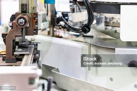 전선이 있는 터미널 또는 커넥터 조립용 자동 및 고속 전선 스트리핑 및 압착 기종의 모듈 구성 요소 세트를 압착 순서에 대한