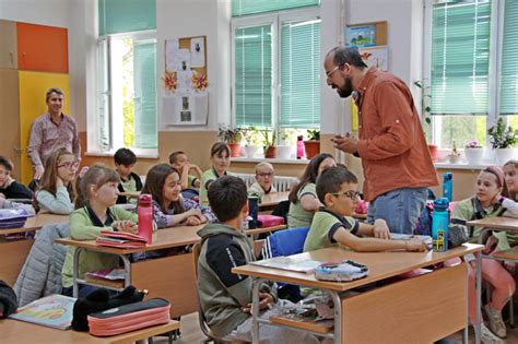 Марин Трошанов представи книгата си Чудният нов свят на учениците от 4 д клас от V ОУ М