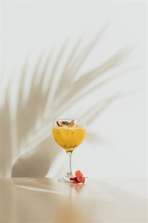 고립된 고명 과일 그림자 깨끗한 라인 꽃 노란색 레몬 슬라이스 매우 복잡한 미니멀리즘 밝은 색 상쾌한 수직 쐈어 술 술을 마시다 식물 신선한