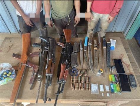 ជនសង្ស័យ៣នាក់ ត្រូវបានសមត្ថកិច្ចនគរបាលឃាត់ខ្លួនពាក់ព័ន្ធករណីបង្ក្រាបគ្រឿងញៀនដកហូតអាវុធវែង៥ដើម