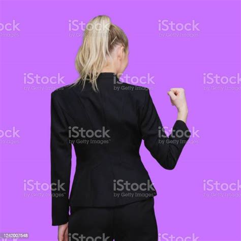 보라색 배경 의 앞에 서있는 백인 여성 사업가 착용 비즈니스 웨어 20 24세에 대한 스톡 사진 및 기타 이미지 20 24세 20 29세 금발 머리 Istock