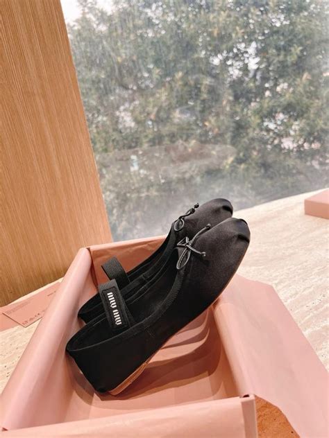 Трендові балетки в стилі Miu Miu шовкові балетки балерини балет кор чорні атласні балетки — ціна