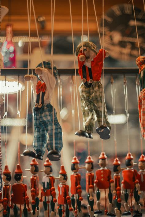 Diy 고요한 공예 기발한 꽃무늬 끈 녹색 배경 다채로운 다채로운 종이 디자인 레크리에이션 만화경 바람개비 밝은 봄 사진 산들바람 생생한